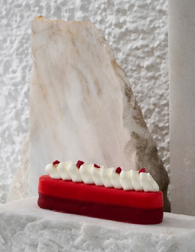 یک شیرینی فروشی جذاب طراحی شده با سنگ در پاروسِ یونان که شبیه موزه ...